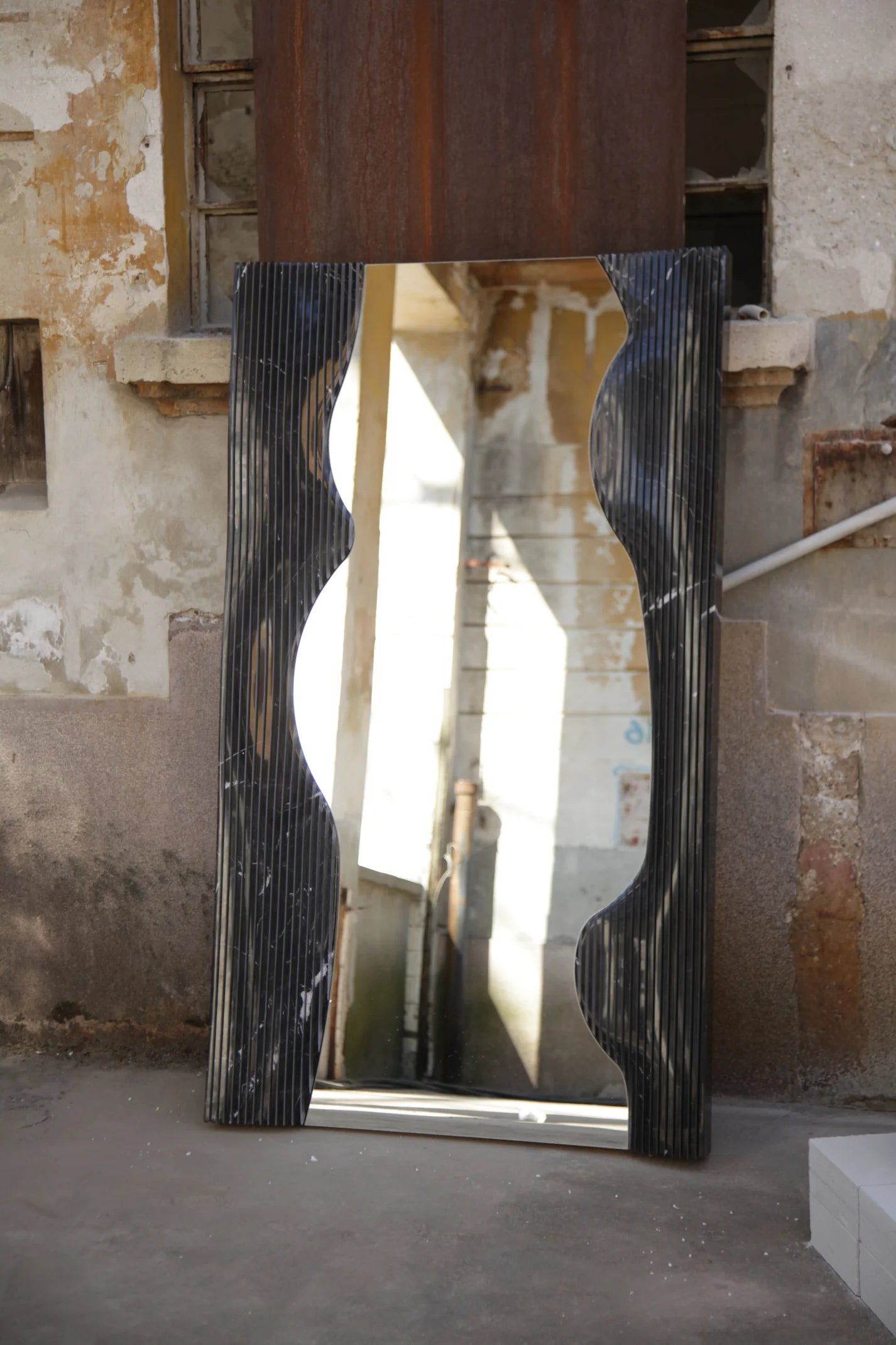 Ripple Mirror XL by Kouros Maghsoudi and Lucia Neamtu – Love House